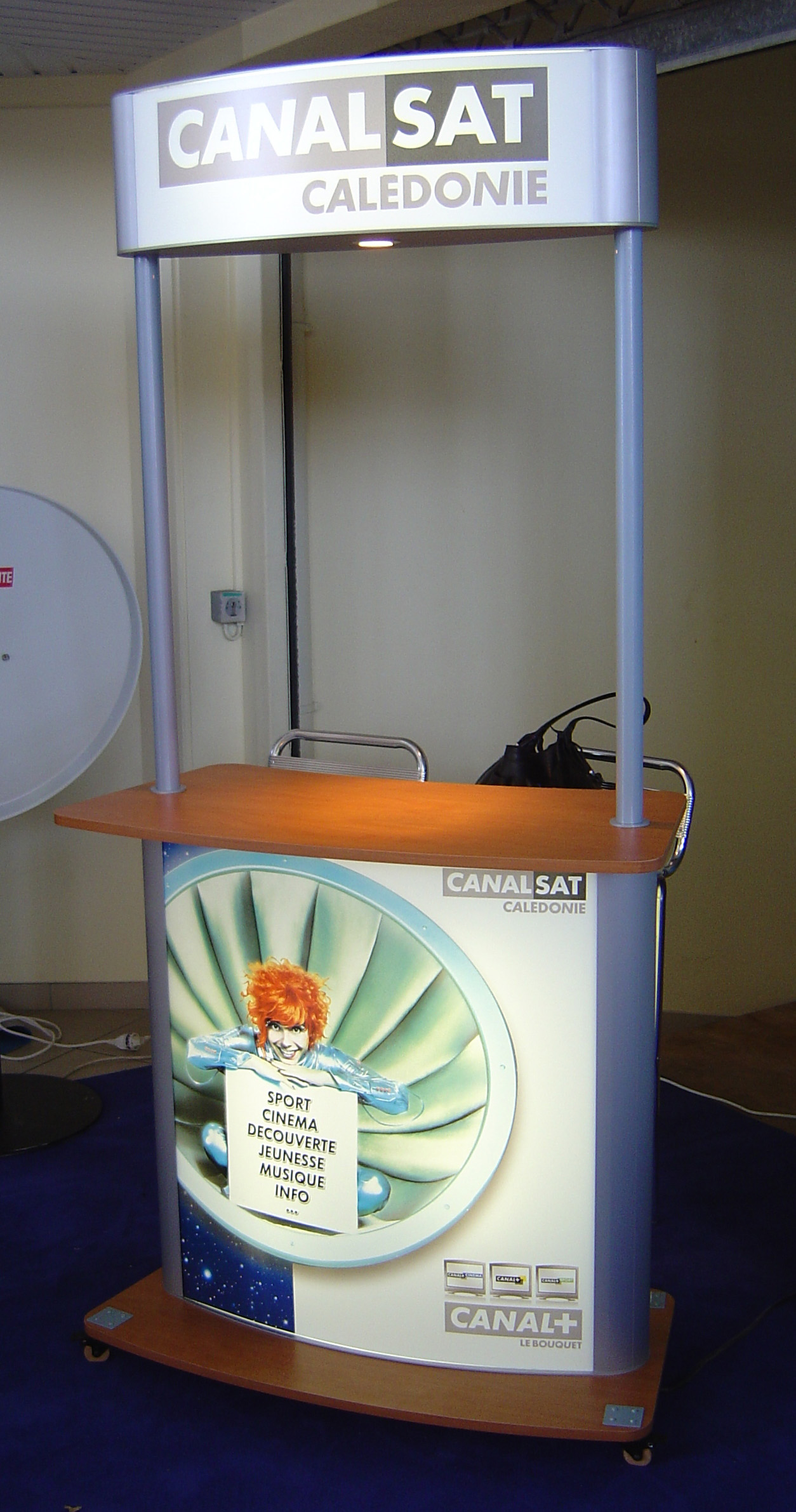 Custom Lighted Counter Developed using Vista System MCFT Components ...